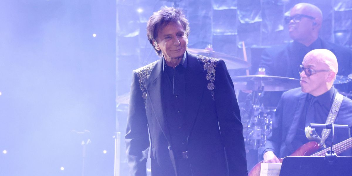 Barry Manilow Proves He is Truly Unstoppable After Cancer Battle - 2ST
